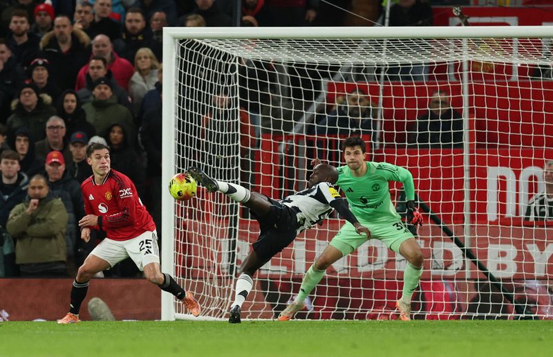 Soccer-Amorim praises Man United spirit in win over Newcastle