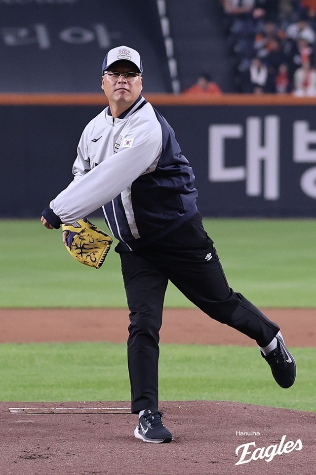 “무브먼트 없어, 공을 더 눌러야”…한화 문동주 향한 ‘대성불패’ 구대성의 진심어린 조언