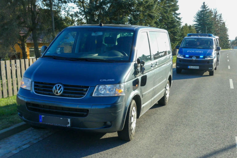 Transporter kracht beim Linksabbiegen mit Motorrad zusammen