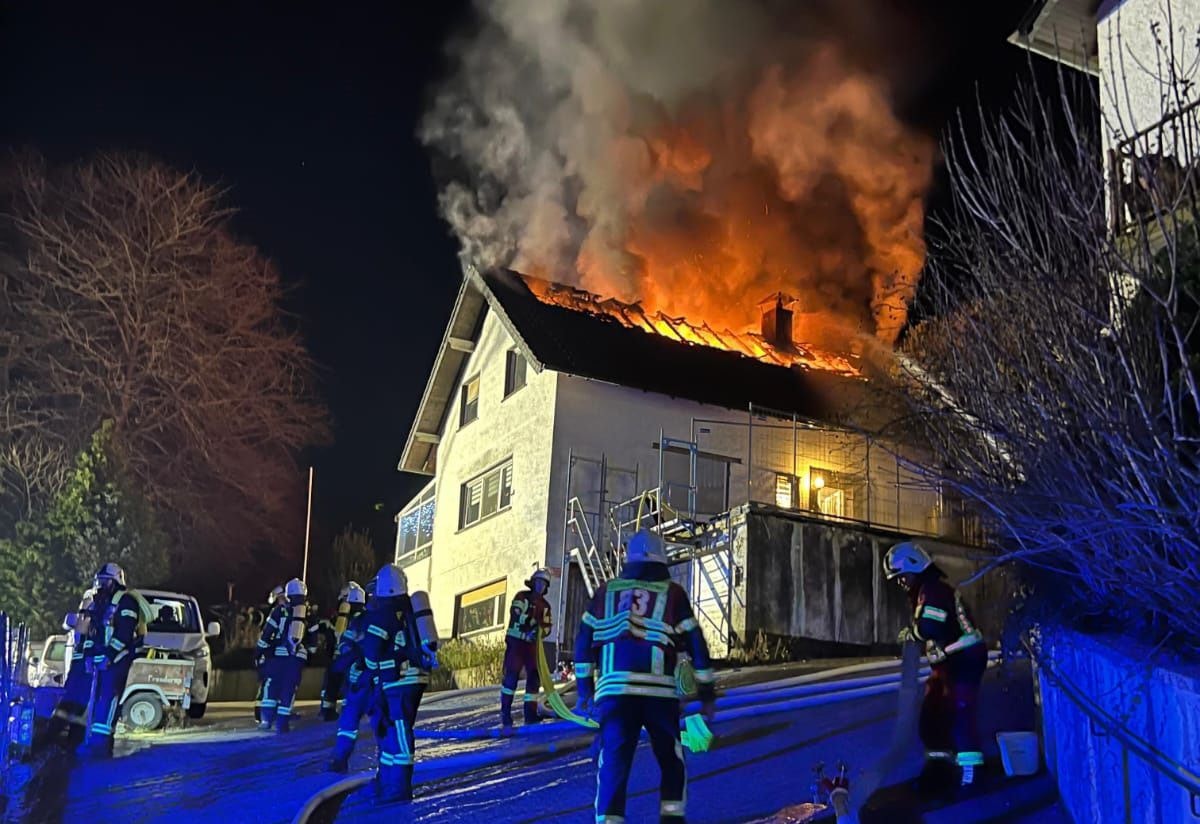 Feuerwehrgroßeinsatz: Vierköpfige Familie verliert Bleibe am zweiten ...
