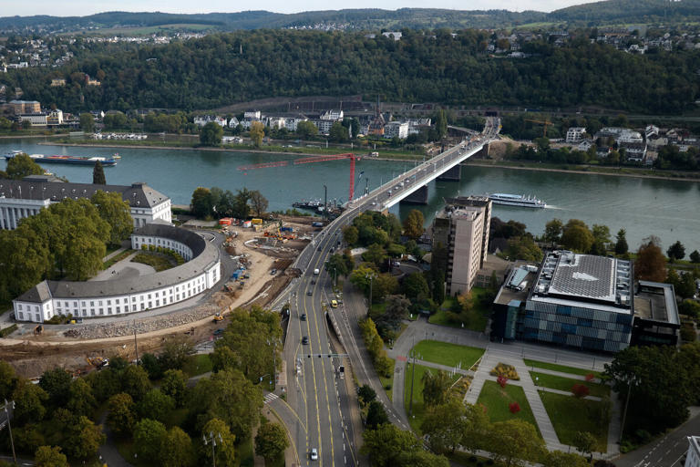 Bombe im Rhein gefunden: Entschärfung auf Schiff, 1000 Menschen vor ...