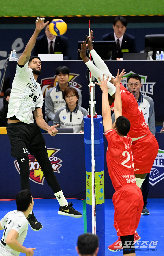 Leo's spike goes head-to-head against Benon's block