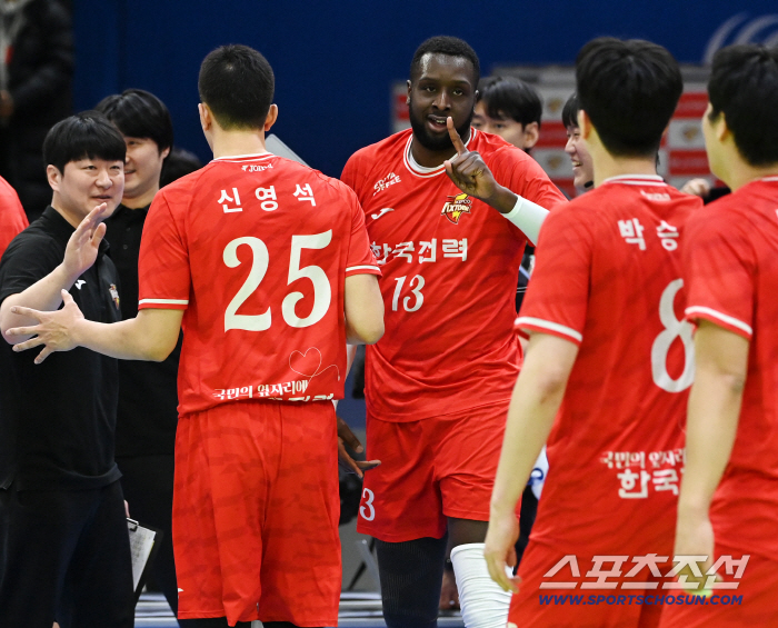 Cheering Venon, KEPCO wins the first set