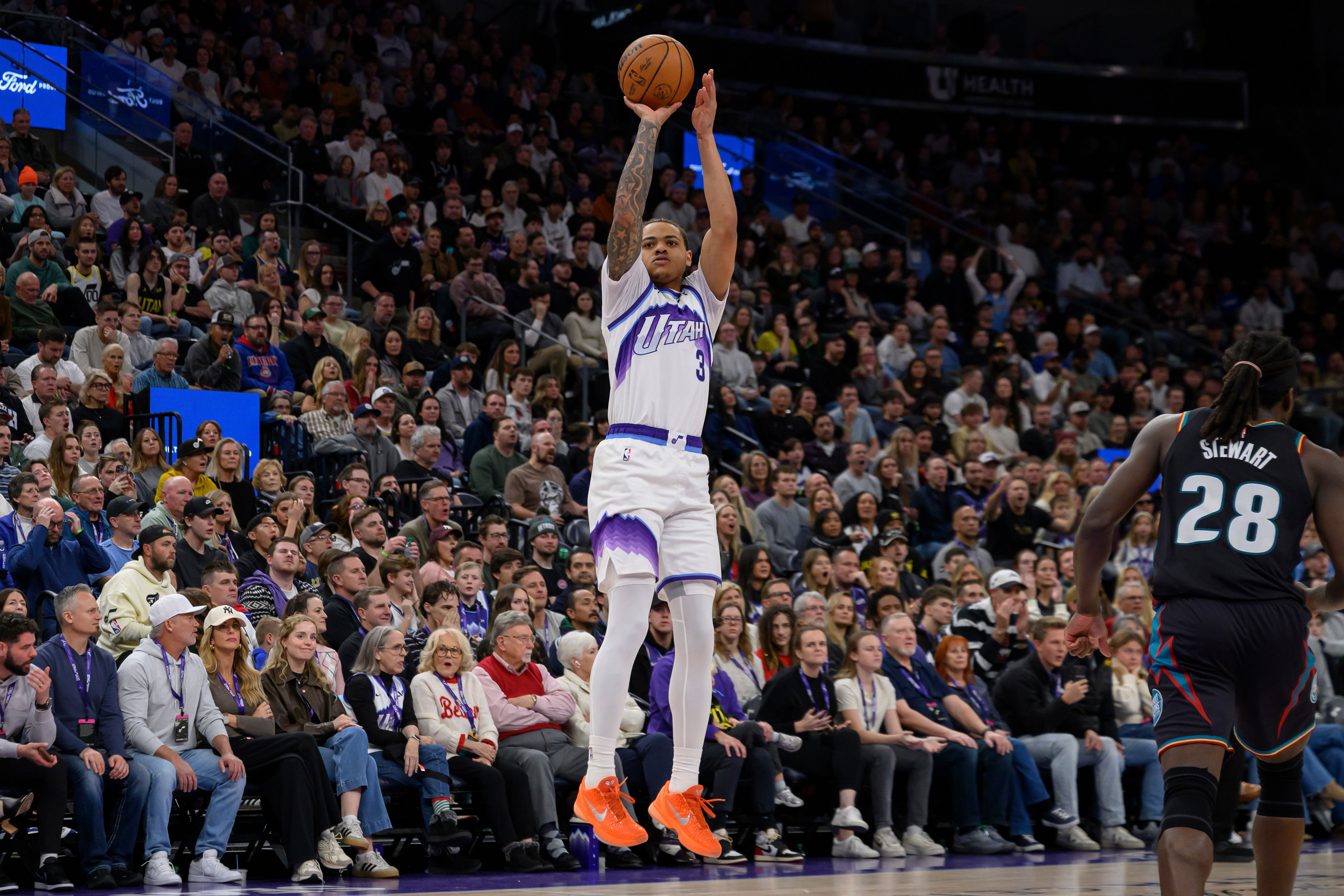 George anota 31 puntos y logra el tiro de la victoria del Jazz, 131-129 ...