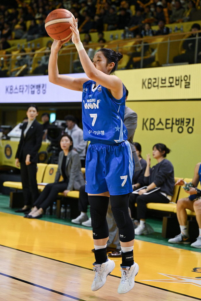 Woori Bank's Lee Min-ji scored 29 points while ranking second in the ...