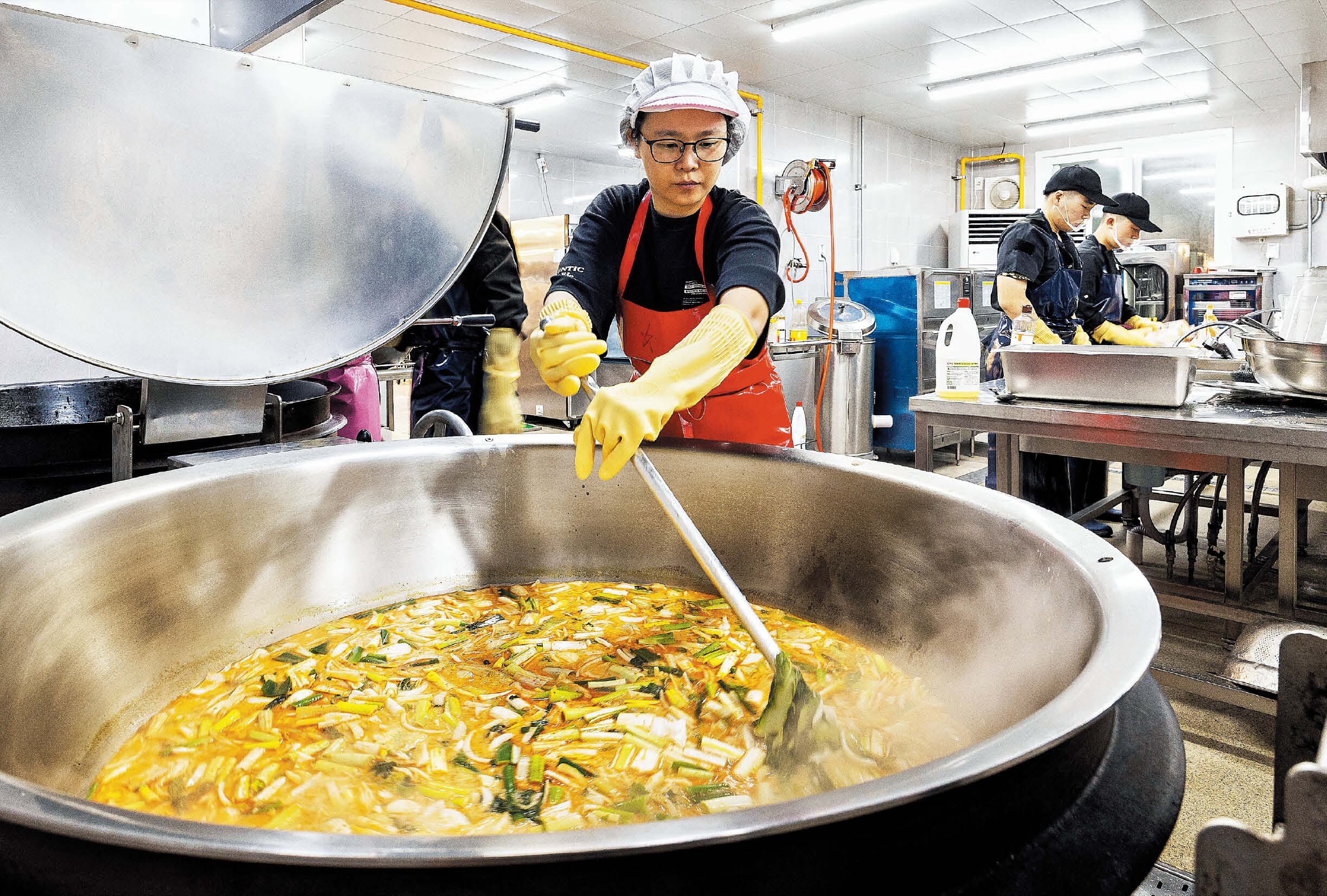 Army cooks prepare 300 servings daily, upholding 'march on stomach ...