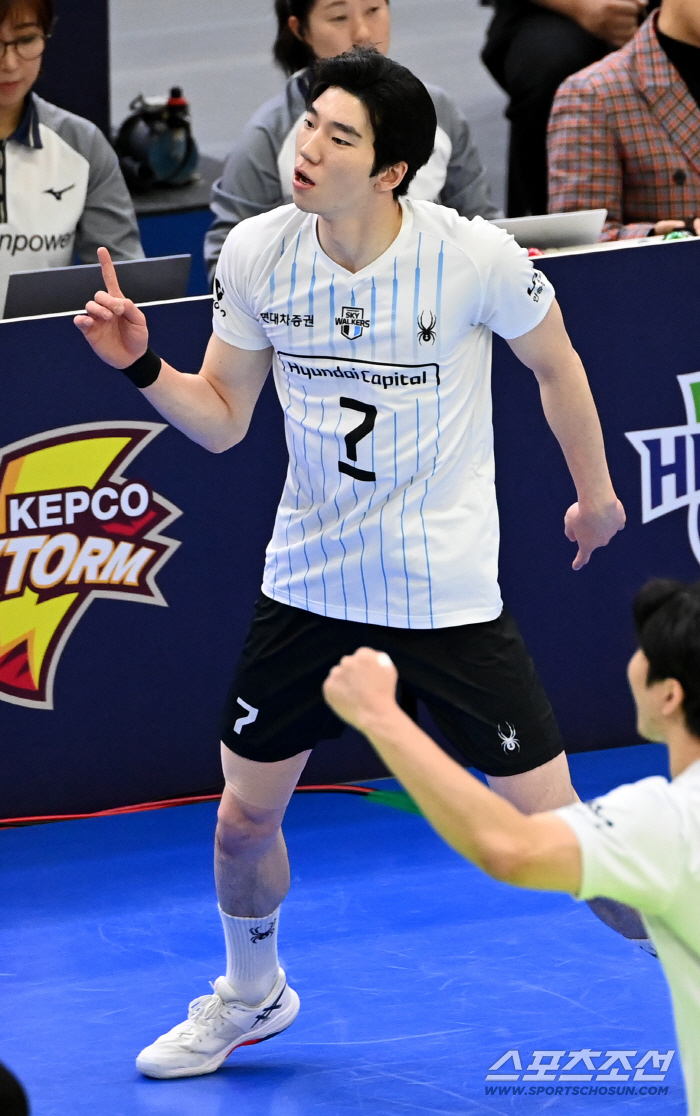 Cheering Heo Soobong scored