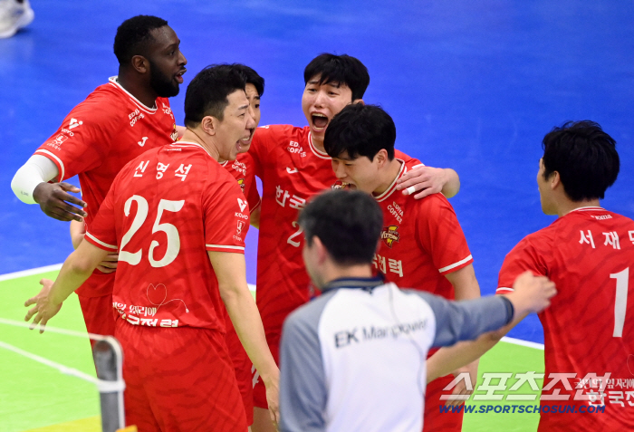 I can see Shin Young-seok cheering and winning