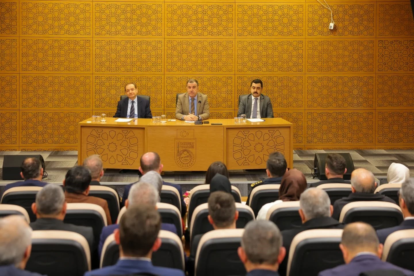 Vali Eldivan’dan kurum amirlerine talimat: "Hizmetlerde aksaklığa mahal ...