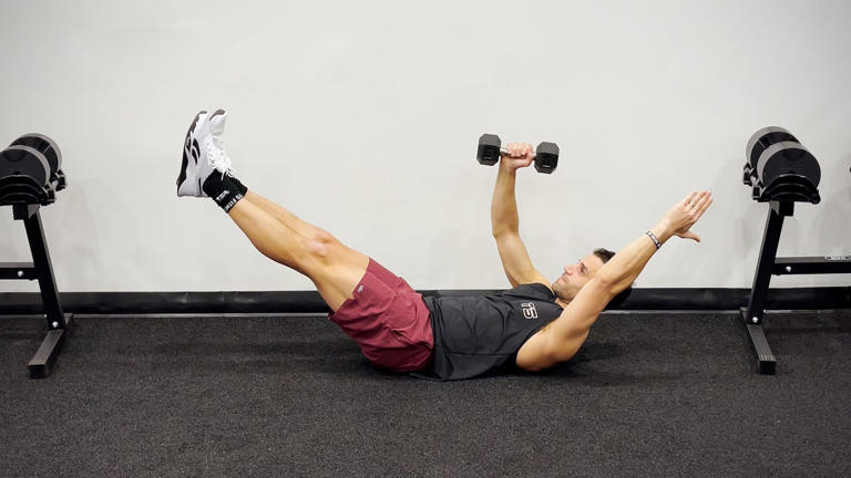 Rafforza il tuo core con solo due manubri: gli esercizi per metterti in ...