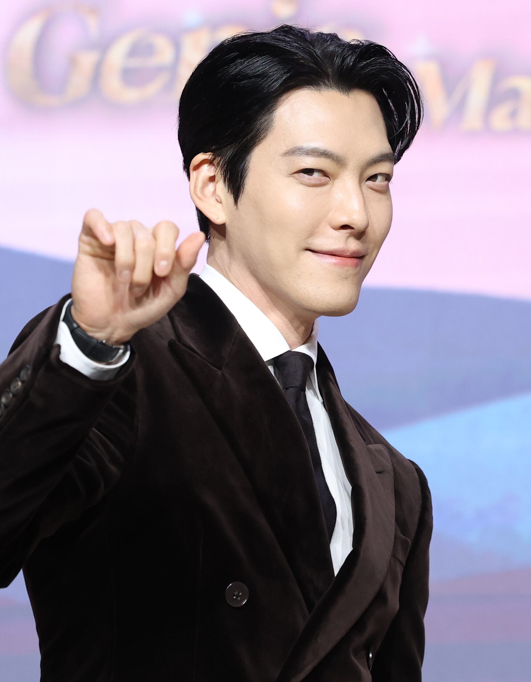 Kim Woo-bin surprises pediatric patients with Christmas gifts