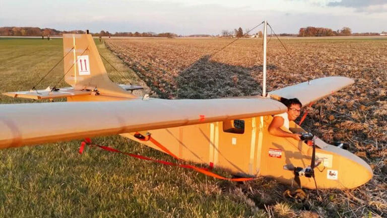 Il construit et pilote un avion en carton qu’il contrôle avec une ...
