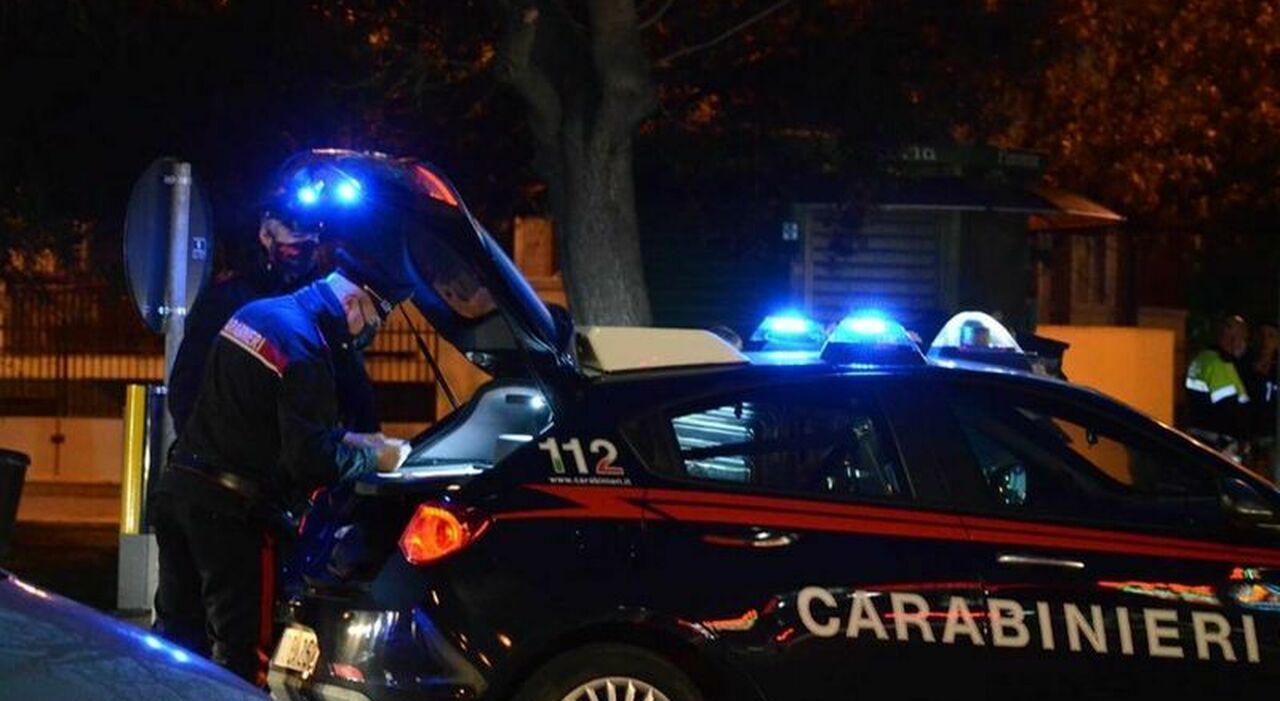 Vede l'ex e padre dei suoi figli sparare sulla sua auto il giorno di ...