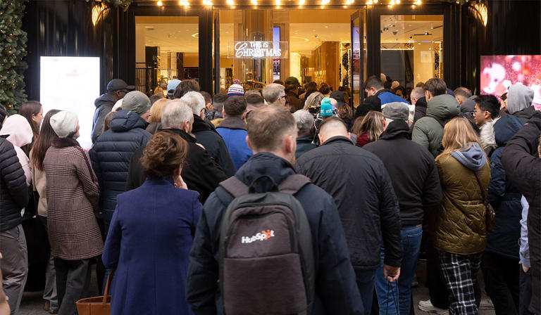 Canny shoppers brave the chill to bag a St Stephen’s Day bargain