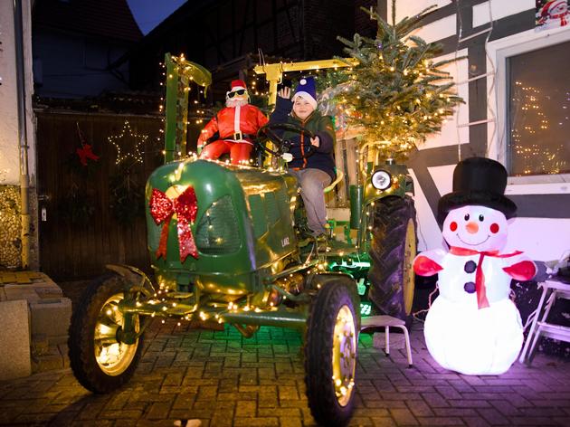 Familie schmückt Lanz-Oldtimer im Weihnachtsglanz