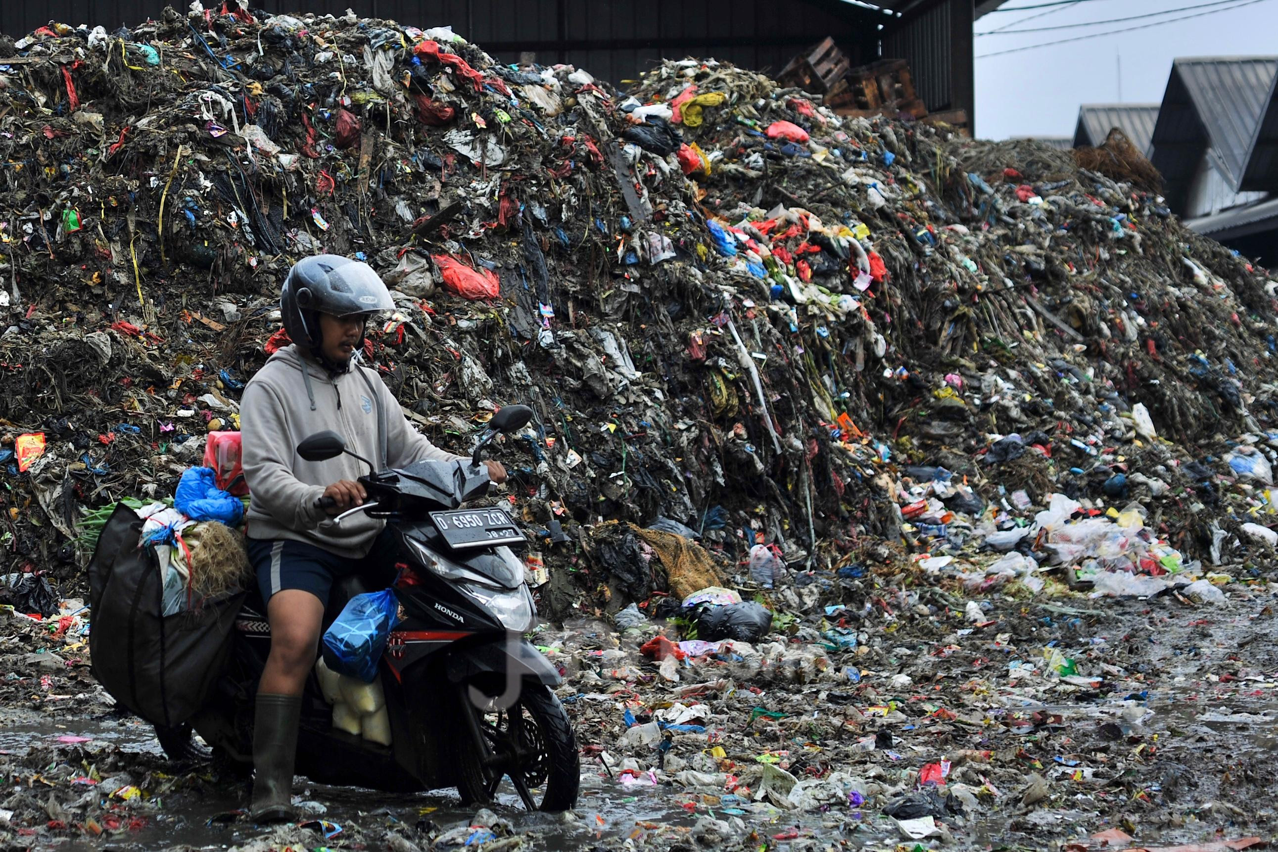 DLH Jabar bantah ada pengurangan sampah ke TPA Sarimukti