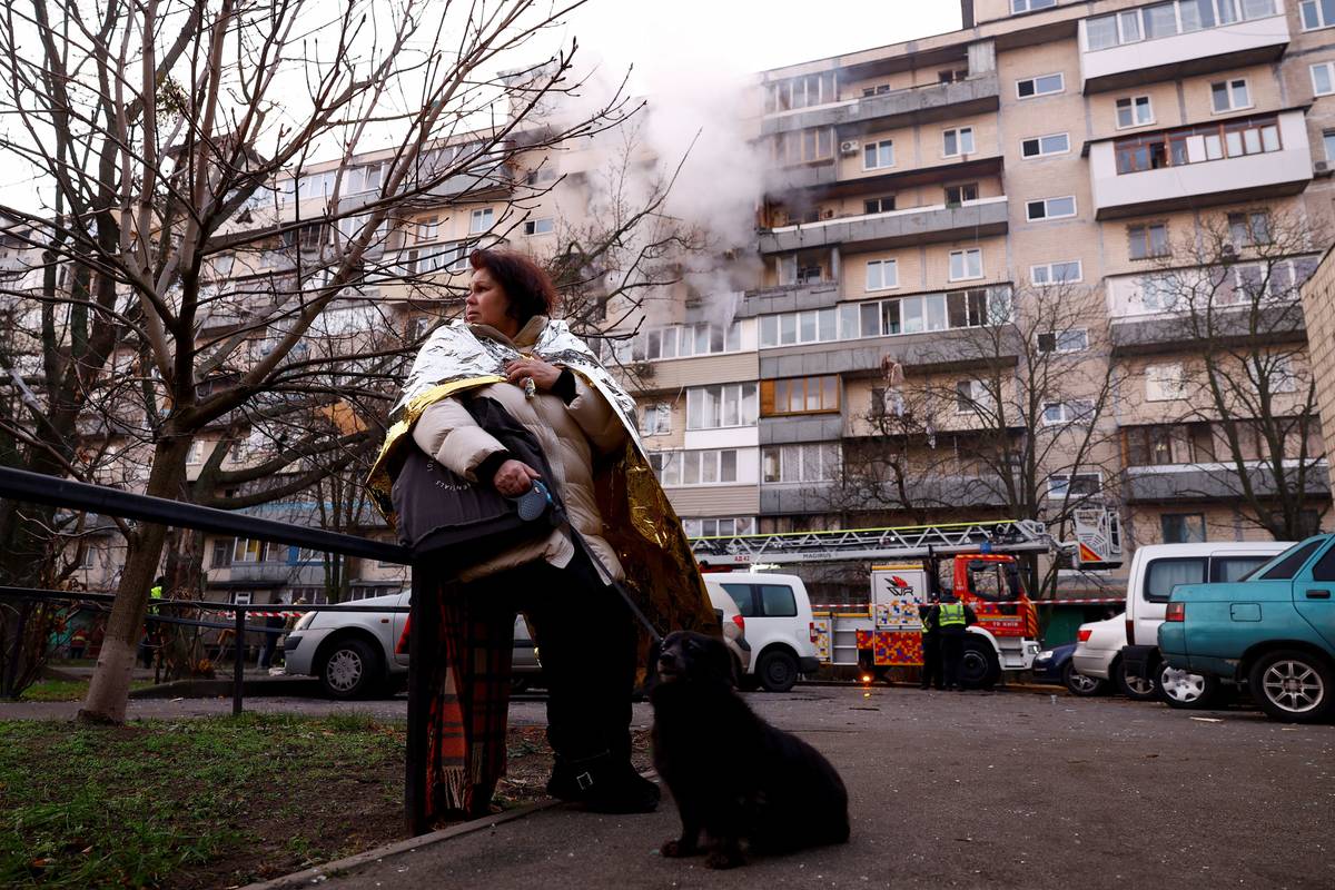 Ataque russo a Kiev faz um morto; Zelensky diz que Moscovo "não quer a paz"