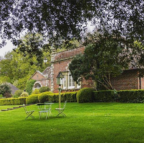 Eski karısından kurtardığı muhteşem evinde yeni karısıyla mutlu, mesut ...