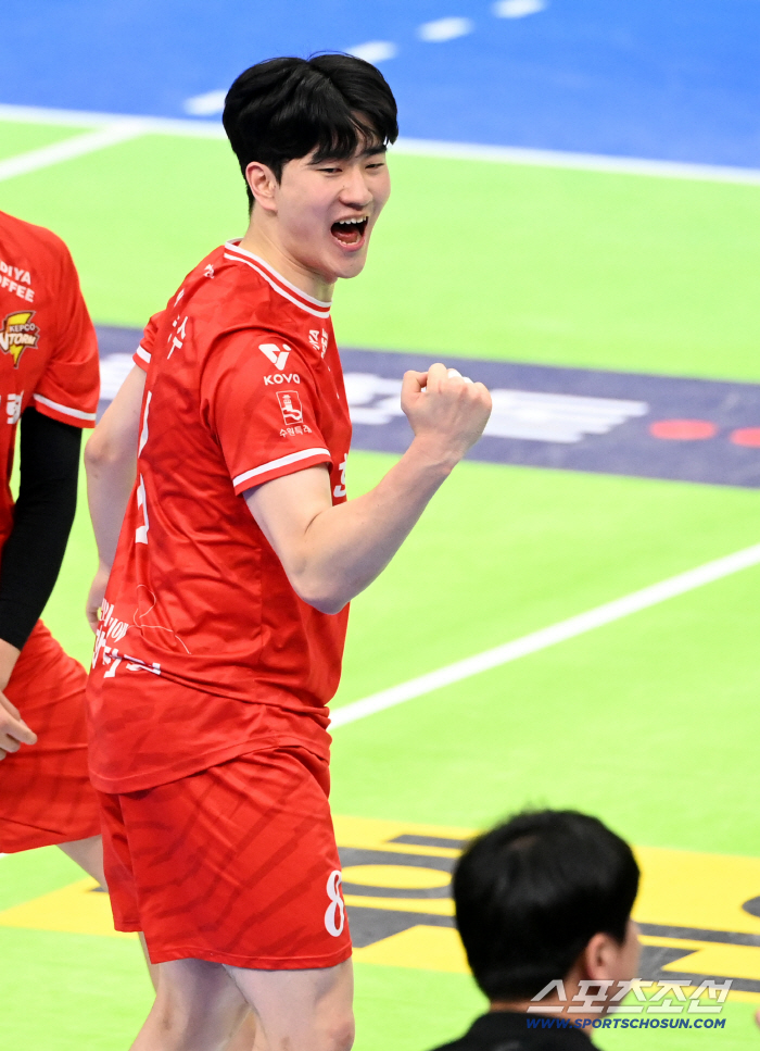 Leo is weak during the day. He knows his weak points well. He's full of ...