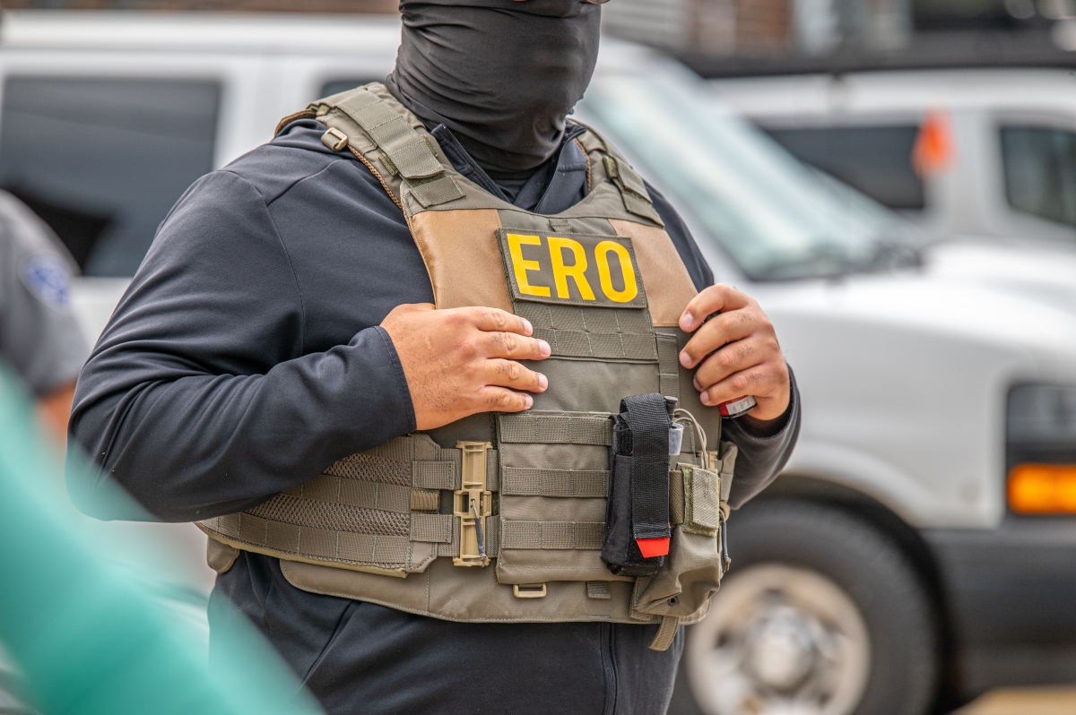 Video muestra a agentes de ICE leyendo correo ajeno frente a una casa