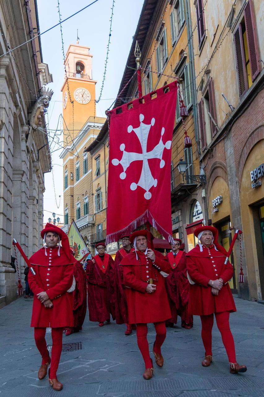 Gioco del Ponte più colorato. Foulard e fazzoletti made in Pisa con i ...