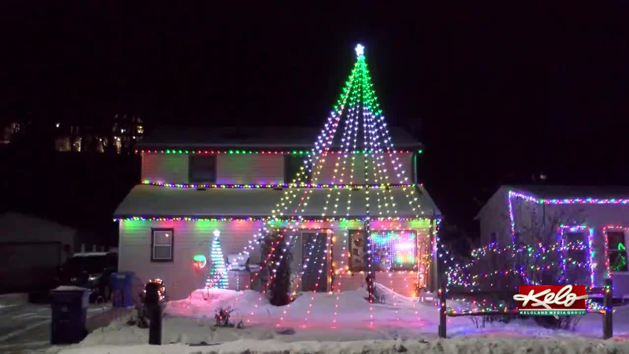 Neighborhood lights display raises money for veterans