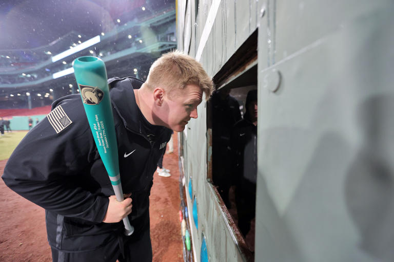 Army football enjoys close-up look at Fenway Park ahead of bowl game
