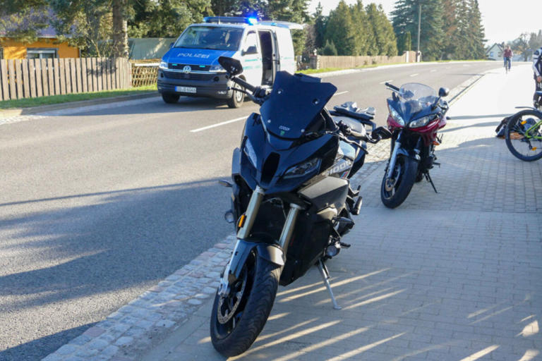 Transporter kracht beim Linksabbiegen mit Motorrad zusammen