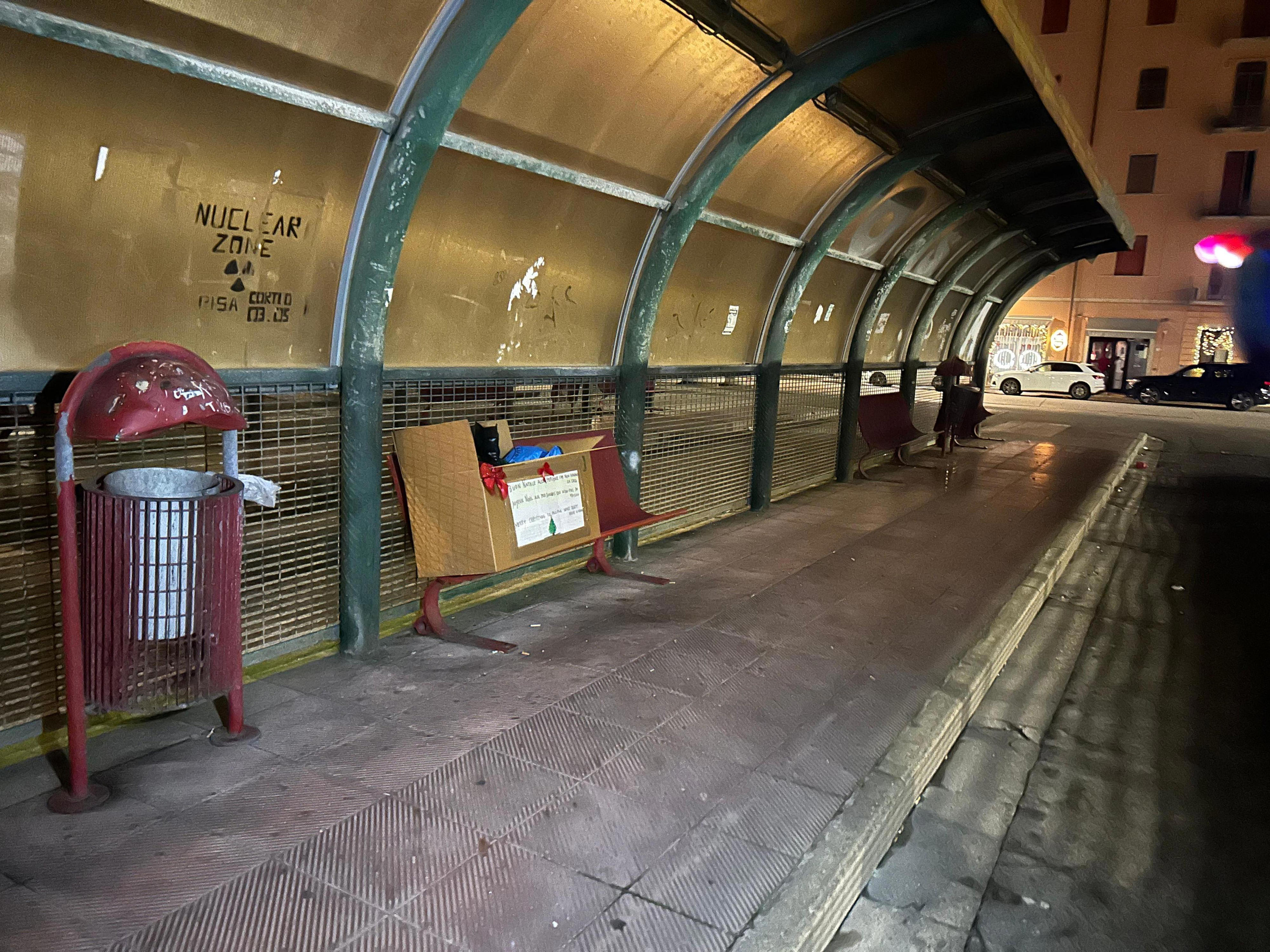 Pontedera, il regalo di Natale anonimo per i senzatetto al terminal ...
