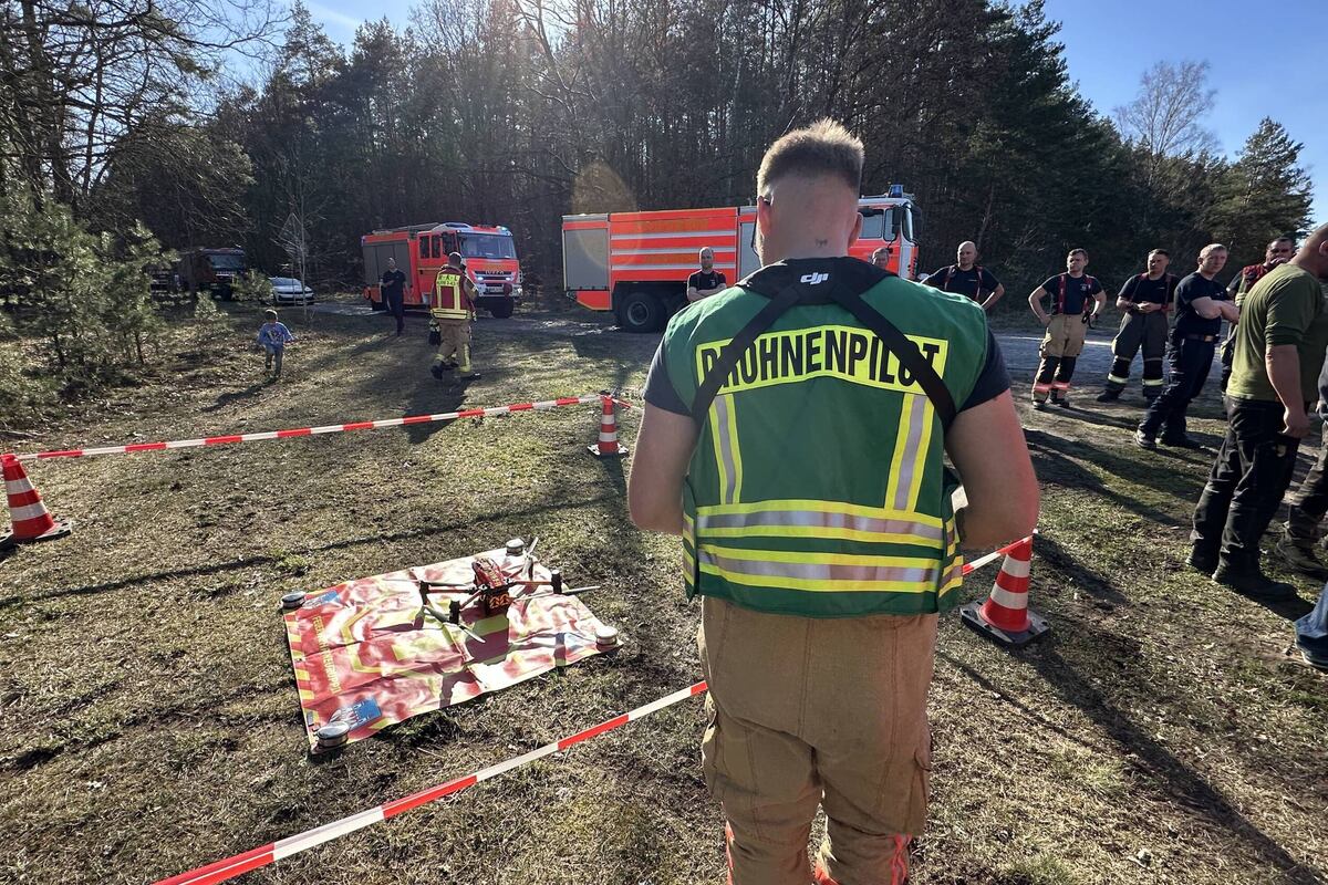 Waldbrand schwer zugänglich: Feuerwehr zieht alle Register
