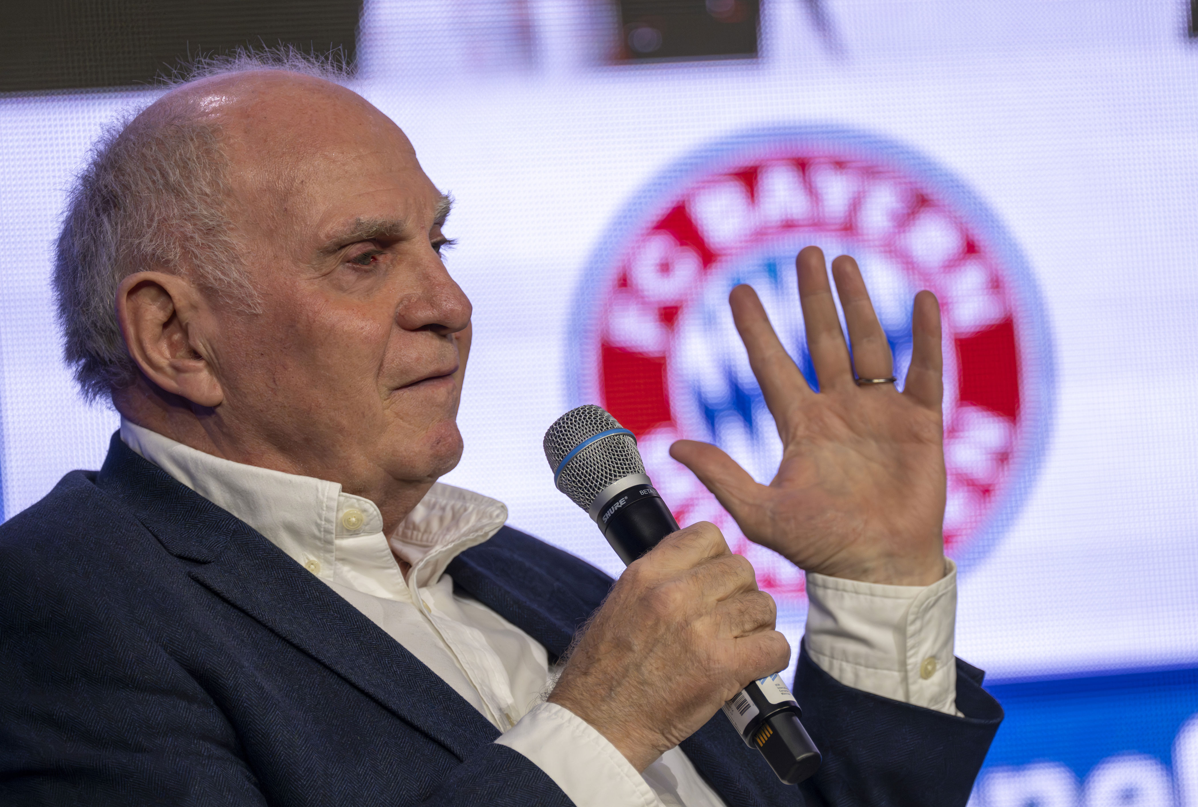 Uli Hoeneß likes the press conferences of Bayern Munich manager Vincent ...