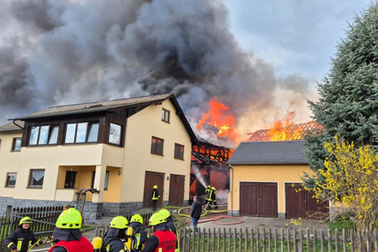 Großbrand im Vogtland: Kühe sterben, Hofbesitzer bangt um Existenz
