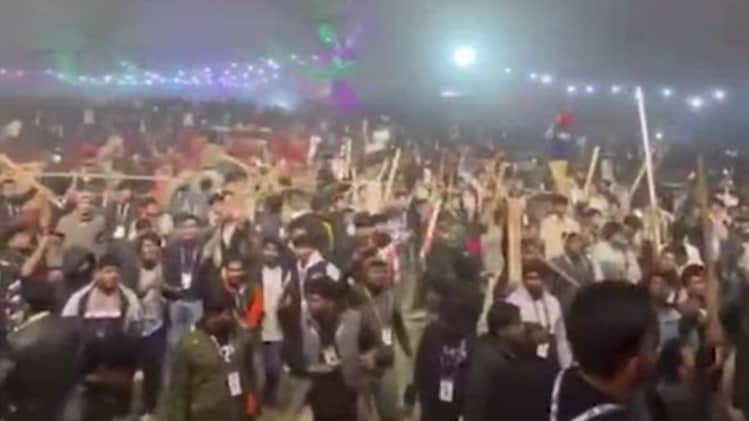 Bangladesh unrest: Islamist mob attacks singer James' concert venue ...