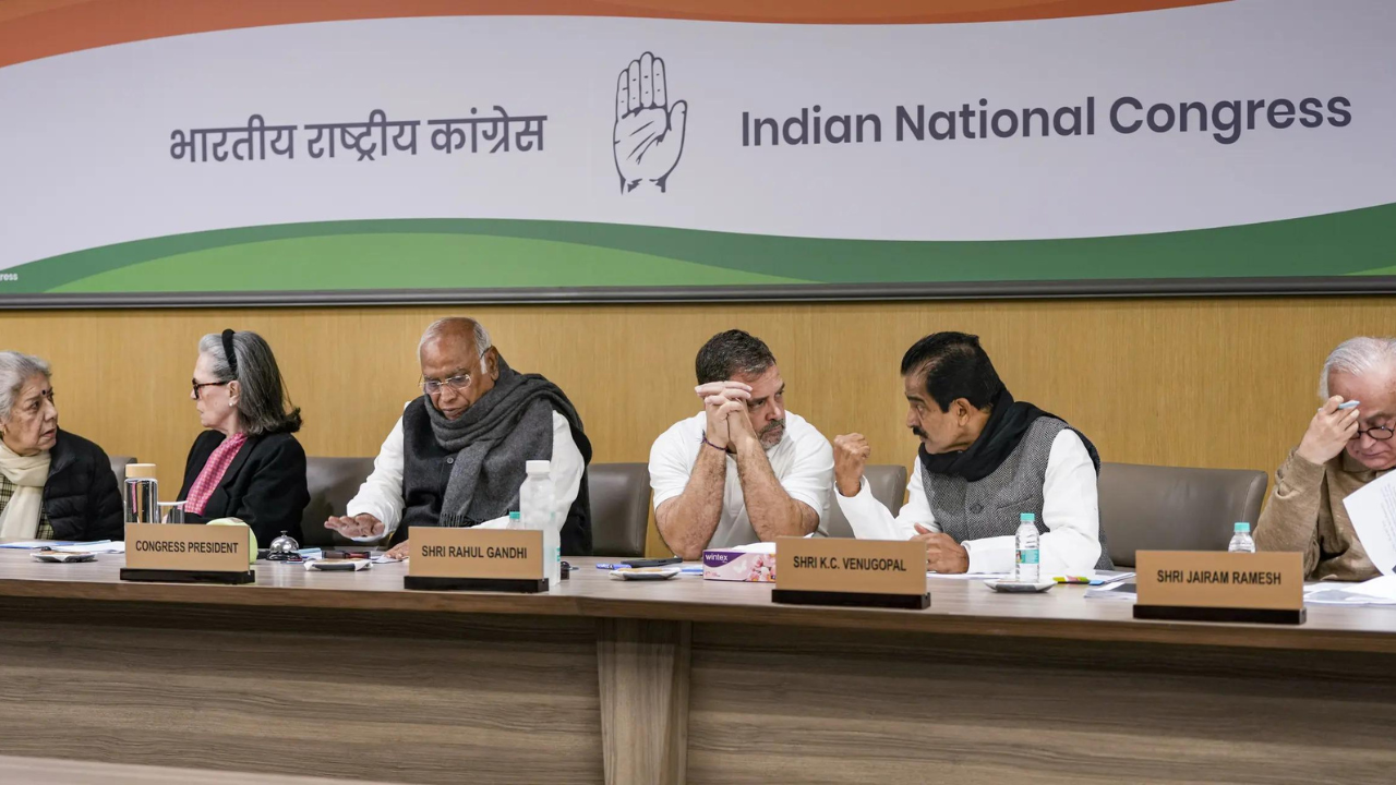 CWC meet: Congress leaders huddle up in Delhi; Siddaramaiah, DKS and ...
