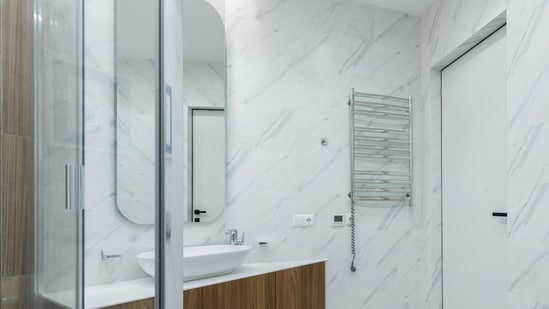 China mall fits glass windows on men’s toilet doors that go transparent ...