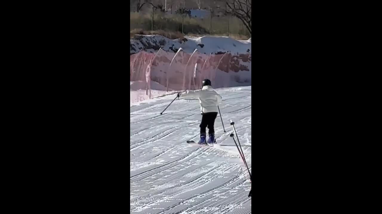 Skier loses control and hits fence, Liaoning, China