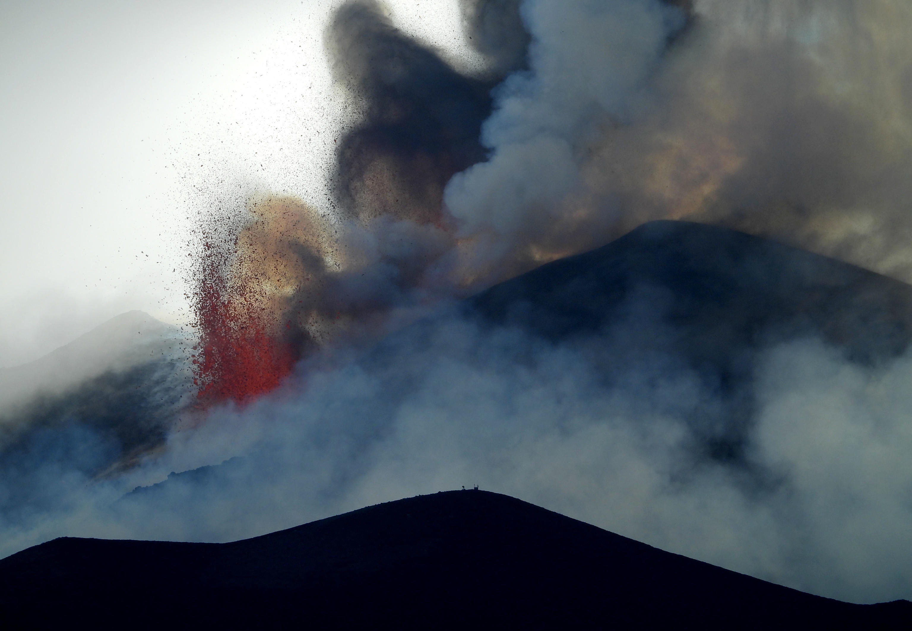 Invg, fontane di lava ed emissione di cenere vulcanica sull'Etna