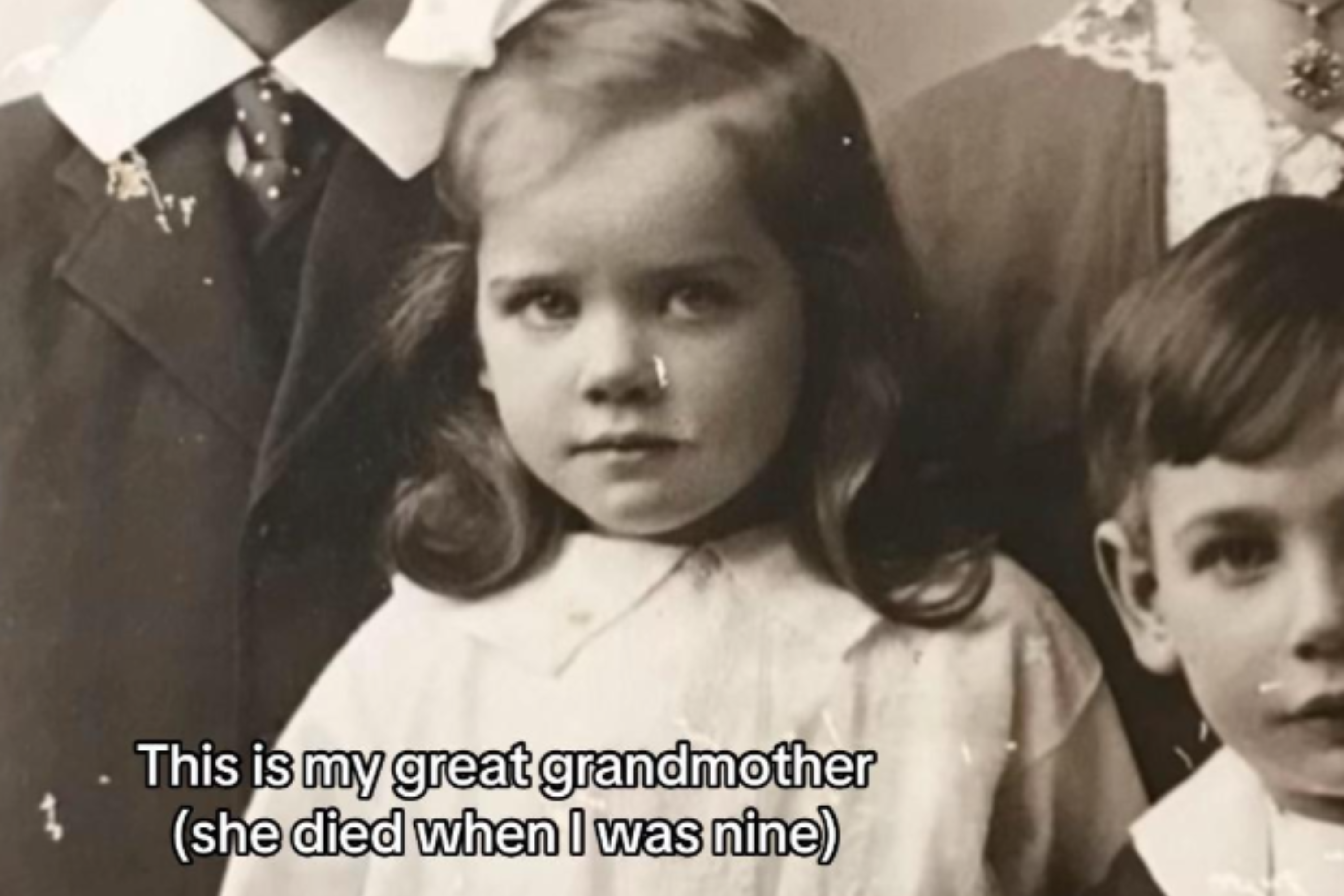 Mom takes photo of 3-year-old daughter, realizes something about great gran