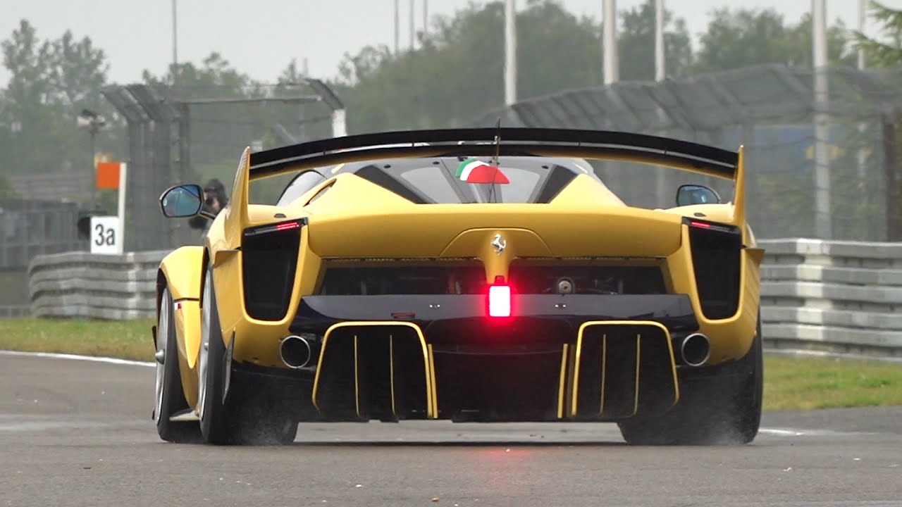 Ferrari FXX-K Evo ripresa da dietro su un circuito