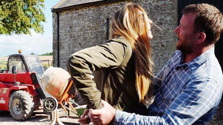 Eski karısından kurtardığı muhteşem evinde yeni karısıyla mutlu, mesut ...