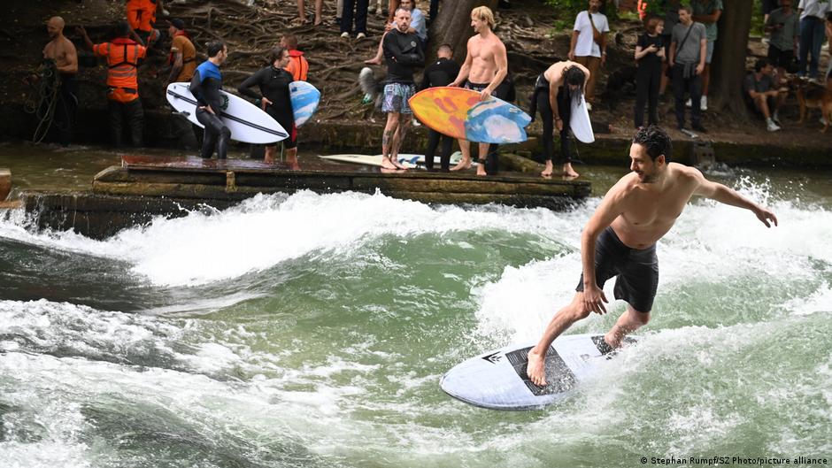 Munich surfers abandon attempt to restart Eisbach wave