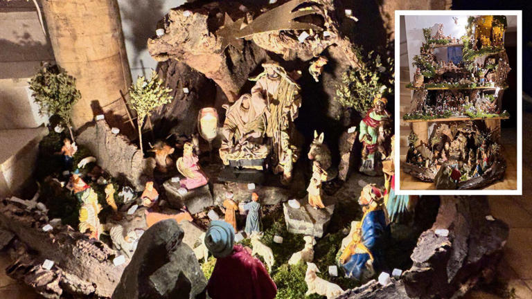 #iltourdeipresepi: La natività di nonno Tito si affaccia sul Vesuvio