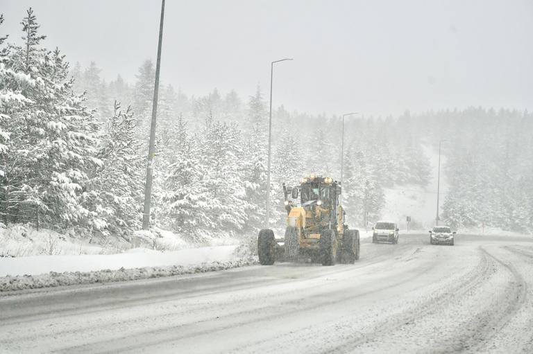 Büyükşehirin karla mücadele ekipleri tam kadro sahada