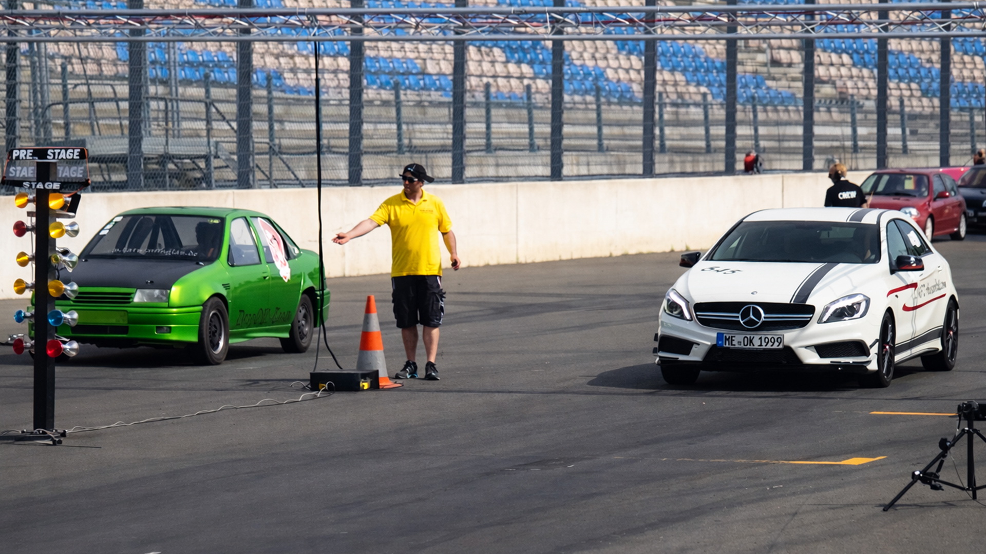 Which car takes the lead in the quarter mile race?