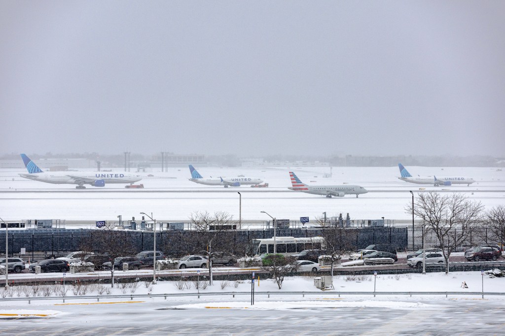 Flight status updates as cancelations, delays soar in snow storms