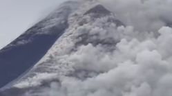 Gunung Merapi luncurkan guguran awan panas