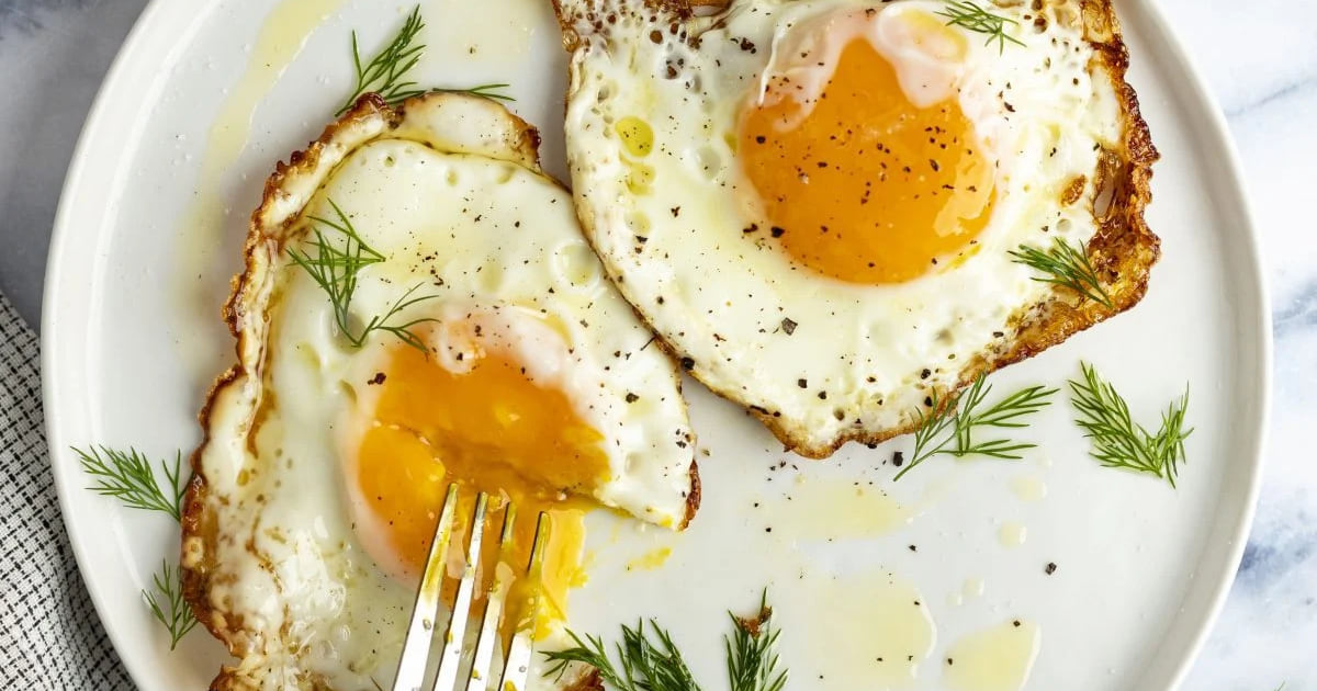 Uova fritte senza olio: come farle con l’acqua