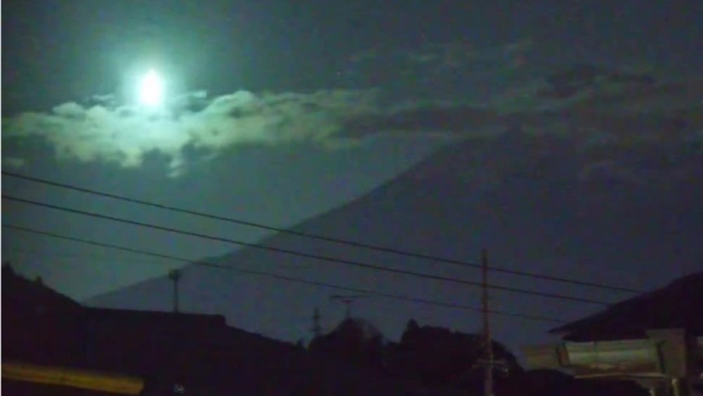 Like a Christmas star: Meteor lights up the night sky above Mount Fuji