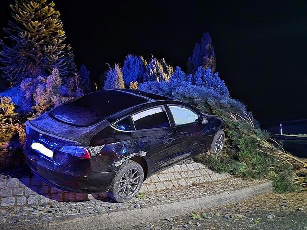 Pkw-Fahrer verunglückt am Kreisel in Allendorf/Eder: Hoher Schaden