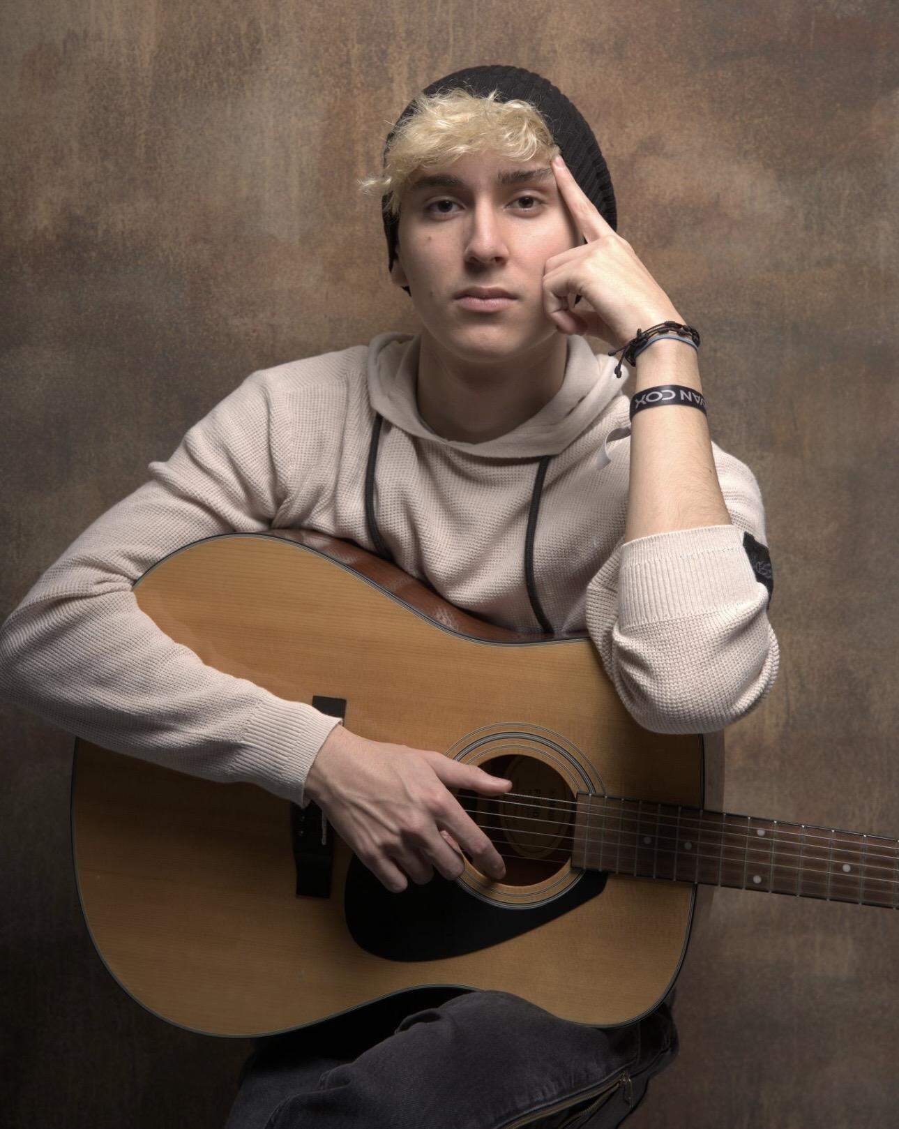 Ryan Cox empezó como salsero y ahora lanzó un disco de rock